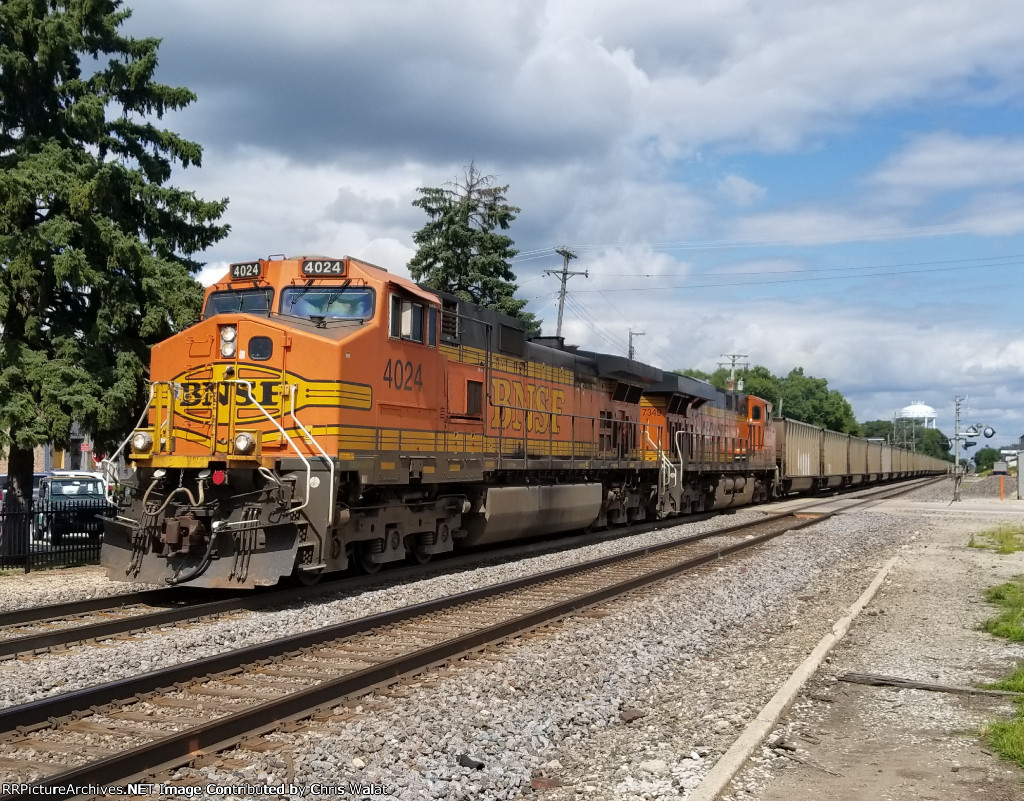 BNSF 4024 heads west with a string of empties